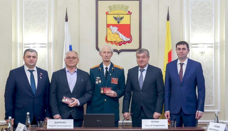Мэр Сергей Петрин вручил памятные знаки «Воронеж — город воинской славы ...